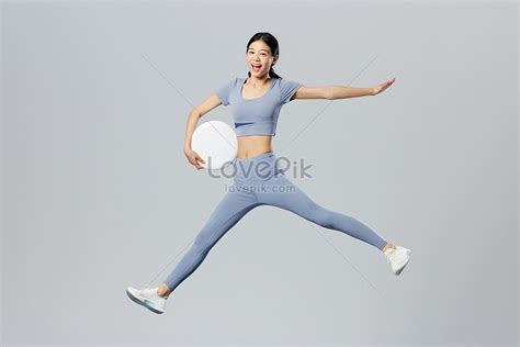 프리스비를 들고 창조적 인 공중 부양 여성 사진 무료 다운로드 Lovepik