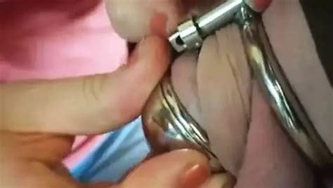 Eyaculación En La Jaula De Castidad Xhamster