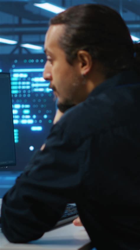 Vertical Equipo De Ingenieros Trabajando Juntos Supervisando Servidor Filas En Computadora Red