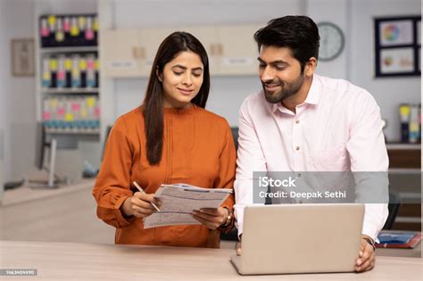 현대적인 사무실에서 함께 서류 작업을 하면서 노트북을 사용하는 두 사업가 스톡 사진 2명에 대한 스톡 사진 및 기타 이미지 2명 결정 계획 Istock