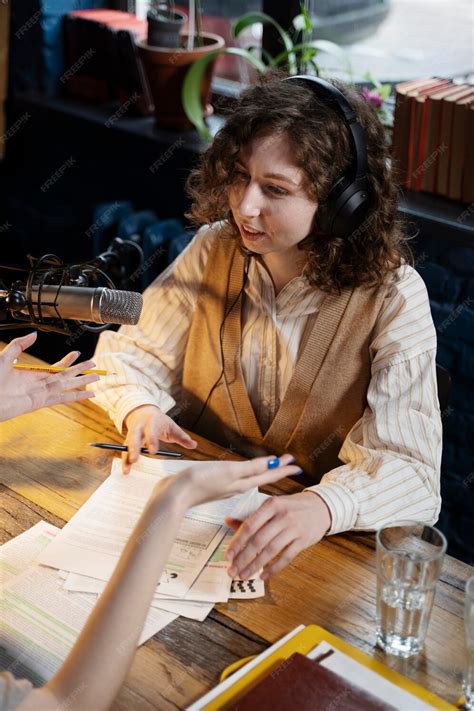 Женщина в наушниках ведет подкаст Бесплатно Фото