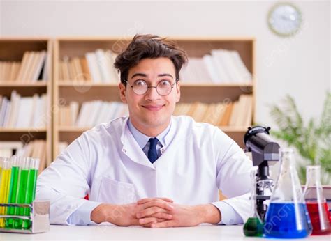 실험실에서 실험을 하는 미친 미친 과학자 의사 실험실에서 실험을 하는 미친 미친 과학자 의사 사진 배경 및 무료 다운로드를위한 그림 Pngtree