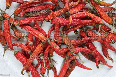 풀 프레임 말린 빨간색 및 녹색 칠리 페퍼를 함유한 흰색 접시의 클로즈업 이미지 높은 전망 0명에 대한 스톡 사진 및 기타 이미지 Istock