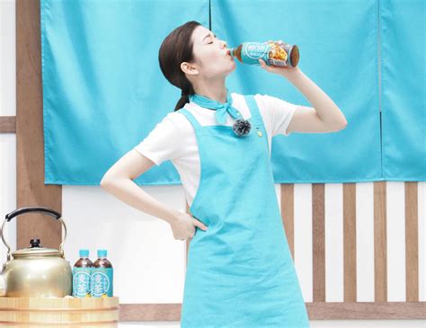 小芝風花がエプロン姿麦茶がゴクゴク飲みたくなる季節が来たなと思います夏の訪れに笑顔 芸能写真ニュース 日刊スポーツ