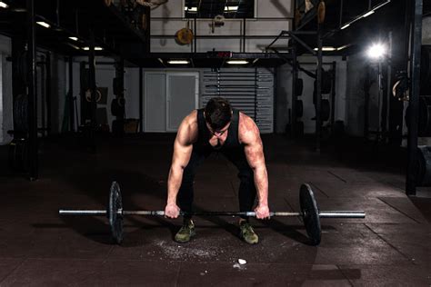 젊은 강한 땀이 맞는 근육 베테랑 남자 그의 피부에 흉터 무거운 크로스 역도 또는 재활에 대 한 체육관에서 죽은 리프팅 운동
