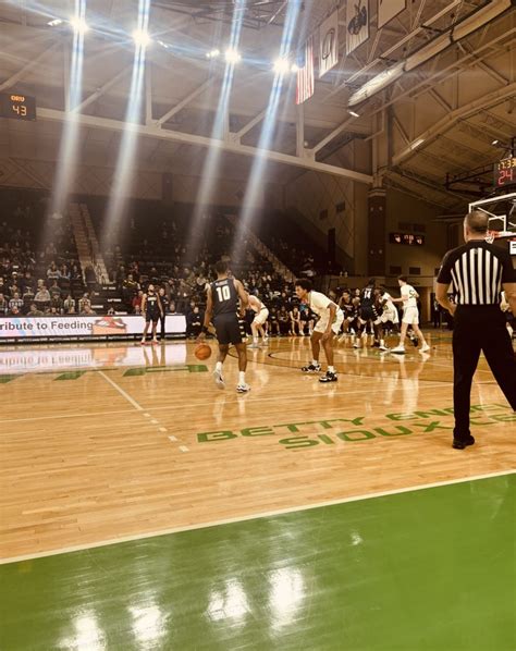 Late Run Lifts Hawks Over Utah Valley Dakota Student