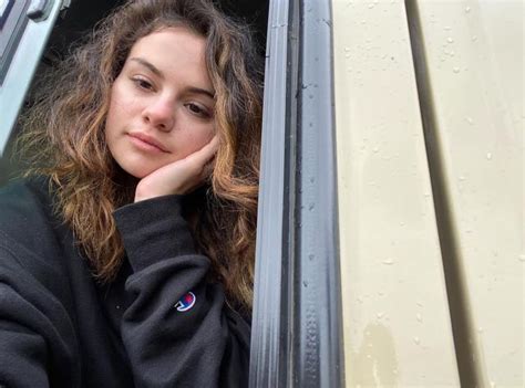 Selena Gomez shows off natural curls in no-makeup selfies