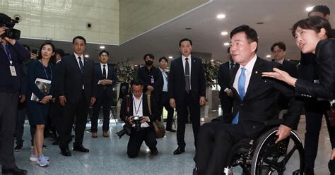 가상현실 휠체어레이싱 체험하는 김진표 의장