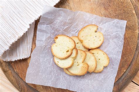 바삭바삭한 빵 브루스케트가 둥근 슬라이스 탑 뷰로 자른다 갈색에 대한 스톡 사진 및 기타 이미지 갈색 건강한 식생활 레스토랑 Istock