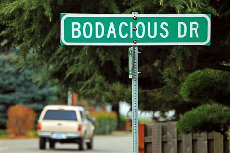 무료 이미지 경치 보케 울타리 거리 사진술 고속도로 수송 기호 트럭 드라이브 도로 표지판 간판 레인 조명 하부 구조 픽업 오레곤 이안