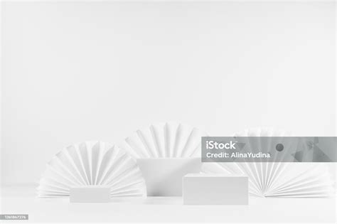 둥근 아시아 종이 팬과 현대적인 패션 스타일에 세 직사각형 연단과 우아한 밝은 흰색 무대 프리젠 테이션 화장품 광고 디자인 복사 공간 전면보기에 대한 모형 0명에 대한 스톡