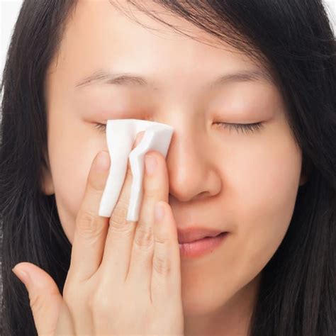 Life Saving Products For Anybody With Oily Eyelids Oily Eyelids Eye Makeup Remover Eye Makeup