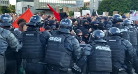 „ШАРЕНА РЕВОЛУЦИЈА“ ПРОТИВ ЈАНША Демонстранти синоќа насилно се обиделе да влезат во