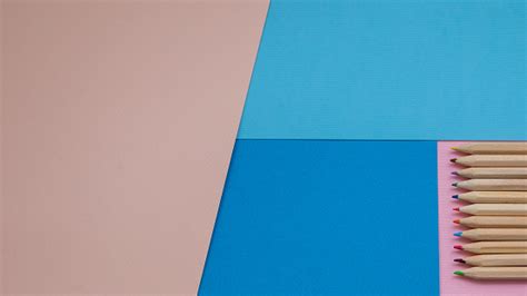 다채로운 연필과 다채로운 분홍색과 파란색 종이 배경에 여러 가지 색연필 검은 색 배경에 색연필 더미 개념 빈 종이로 인생을 시작하십시오 0명에 대한 스톡 사진 및 기타