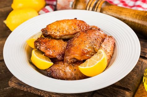 갓 구운 닭 날개 한 접시 무료 사진