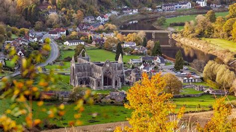 Khám Phá Phim Trường đẹp Như Mơ Của Sex Education Elle