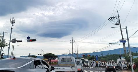 제주 하늘에 뜬 렌즈구름