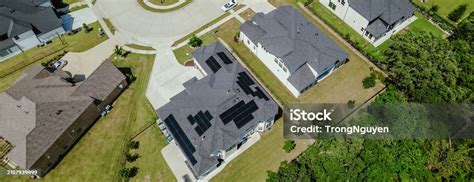 파노라마 조감도 초대형 코너 부지 2층 맞춤형 주택 값비싼 새 동네 댈러스 포트워스 메트로플렉스 교외의 태양열 지붕 패널 지속 가능한 현대 텍사스 주택 0명에 대한 스톡