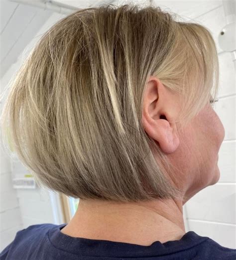 30 Flattering Layered Bob Hairstyles For Women Over 50 Short Layered