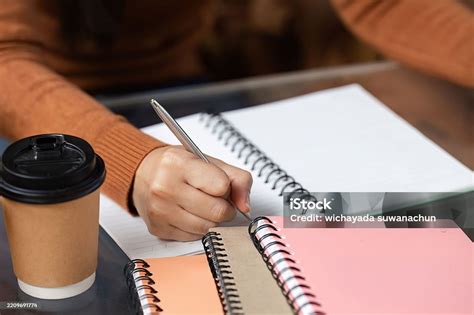 메모 작성 및 아이디어 개발 창의적인 작업 공간에서 부지런히 메모를 작성하는 학생 Educational Institutions And Organizations에 대한 스톡