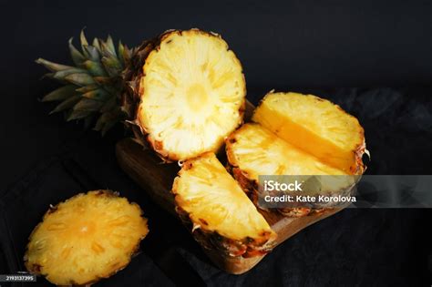 어두운 배경의 나무 판에 잘 익은 파인애플 조각을 얇게 썰어 놓은 것 0명에 대한 스톡 사진 및 기타 이미지 0명 감귤류 과일 건강한 생활방식 Istock