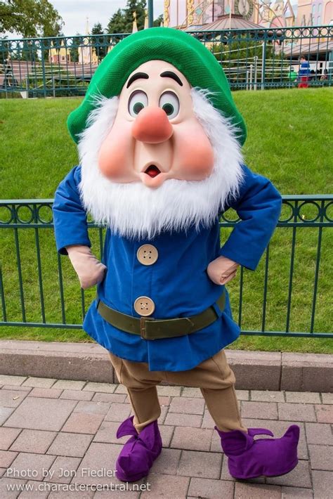 Sneezy Disney Parks Characters Wiki Fandom