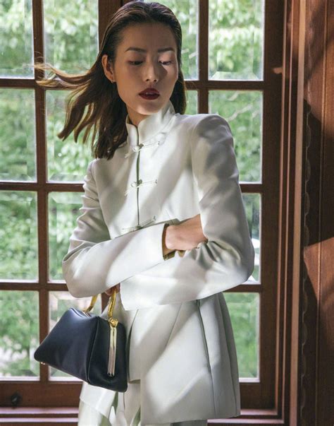 刘雯身穿剪裁西装立体有型 手捏白花眼神犀利 搜狐大视野 搜狐新闻