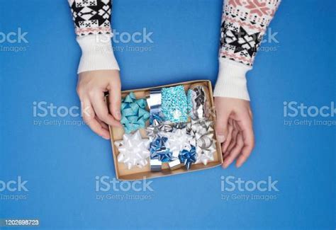 두 여성의 손이 장식 리본과 활 세트와 갈색 골판지 상자를 들고있다 12월에 대한 스톡 사진 및 기타 이미지 12월 겨울 공단 Istock