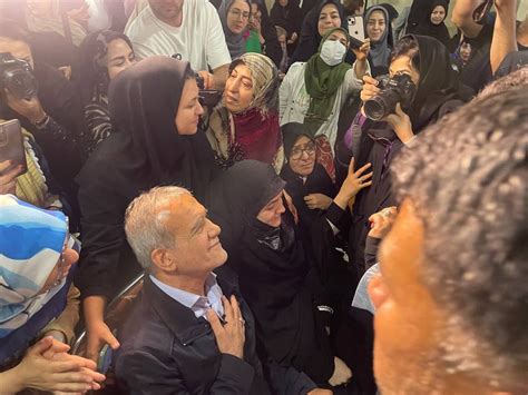 تصاویر متفاوت از پزشکیان در محاصره زنان