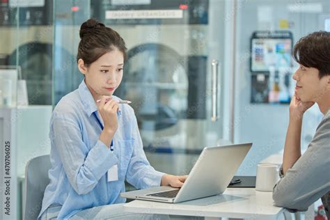 여자 영업사원이 남자고객 또는 회사 바이어에게 상품 또는 제품설명과 홍보하고 계약하는 아시아 한국 남녀 모델 Photos Adobe Stock