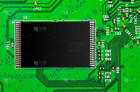封闭元件和微芯片的pc电路板“t
