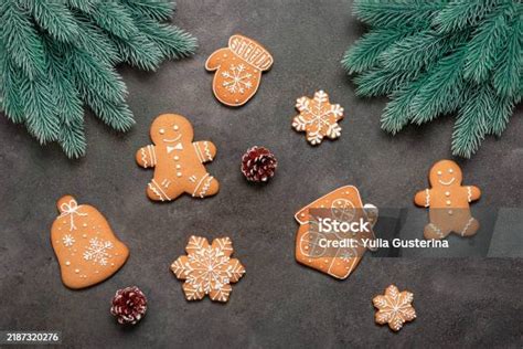 전나무 가지 평면도 평면도 어두운 그런 지 배경에 크리스마스 진저 브레드 쿠키 0명에 대한 스톡 사진 및 기타 이미지 0명