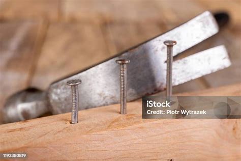 목수의 망치와 나무 작업장 테이블에 강철 손톱 작업장에서 작은 목공 작업 어두운 배경 강철에 대한 스톡 사진 및 기타 이미지