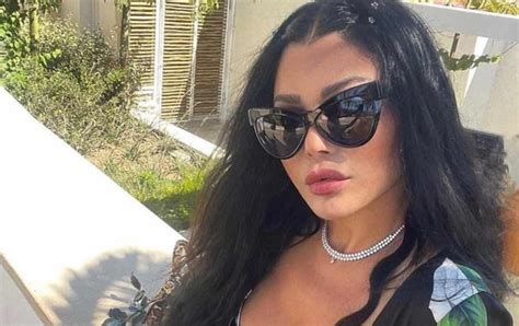 هيفاء وهبي تستعرض أنوثتها في إطلالة جريئة 4 صور