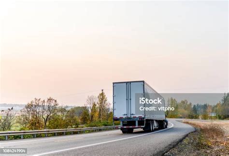 건조 반 세미 트레일러 굽은로에서 실행에 상품을 수송 하는 큰 장비 세미 트럭 0명에 대한 스톡 사진 및 기타 이미지 0명 가을 고속도로 Istock