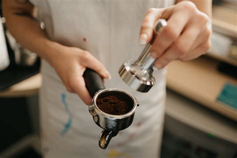 금속 변조와 포르타 필터를 들고 있는 여성의 손을 클로즈업한 사진 따르기에 대한 스톡 사진 및 기타 이미지 따르기 라떼 레스토랑 Istock