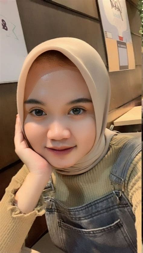 Pap Cewe Berhijab Penutup Wajah Gambar Berwarna Warni Gaya Sporty