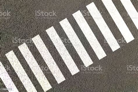 바쁜 교통 고속도로에서 횡단 보행자를위해 도로에 그려진 줄무늬 흰색과 검은 색 선으로 만든 얼룩말 횡단 도로에 대한 스톡 사진 및 기타 이미지 Istock