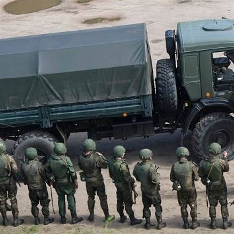 Росіяни вивозять трупи солдатів у переповнених вантажівках Генштаб ЗСУ Insider Media