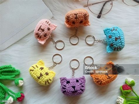 크로 셰 뜨개질 얼굴 고양이 열쇠 고리 수 제 Diy 공예 뜨개질 일러스트 레이 션 배경 이미지 텍스처 0명에 대한 스톡 사진