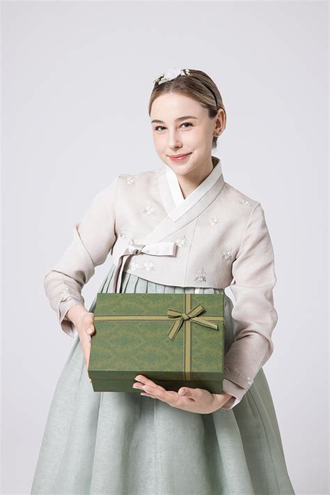 한국 전통 한복을 입은 외국인 여성이 명절 선물을 들고있는 모습 유토이미지 상세페이지 베이직샵 사진 22777792