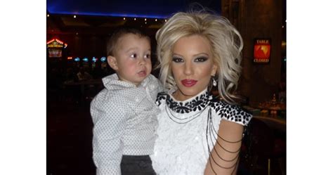 Емилия охранва детето на Анелия