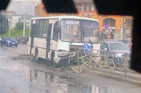 У Центрального рынка в Липецке автобус снёс забор