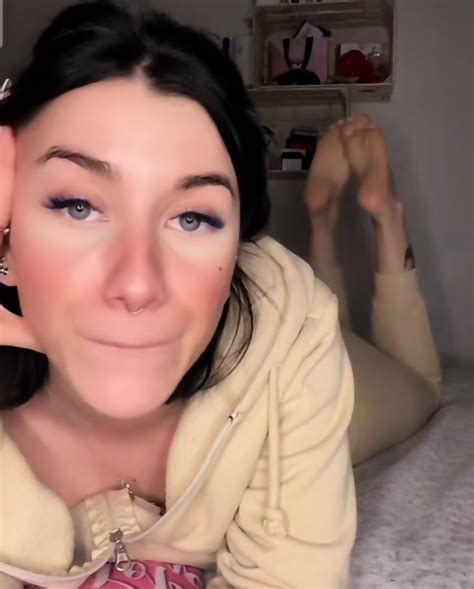 A Beautiful Woman Shows Her Feet Eporner
