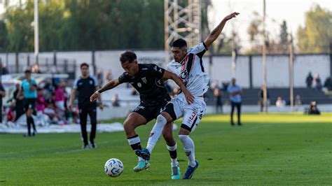강렬함 경기 날 경기장 경쟁 경쟁력 있는 관중 균형 기술 낚시 도구 남자 선수들 낮 노력 단체 스포츠 대회 드리블하다 방어 볼 컨트롤 스포츠