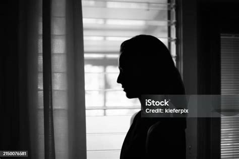 슬프고 우울한 여자가 창옆에서 집에서 외로움을 느낀다 여자에 대한 스톡 사진 및 기타 이미지 여자 실루엣 슬픔 Istock