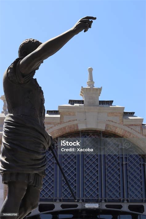 로마 황제 시저 아우구스투스의 조각 프리마 포르타의 아우구스투스의 사본 사라고사 또는 라누자의 중앙 시장의 외관 옆에 아라곤