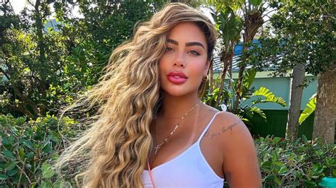 Сестрата на Неймар напомни за пищните си форми