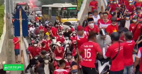 Clip nhóm CĐV Hải Phòng gây tắc đường chặn xe và đánh nam thanh niên