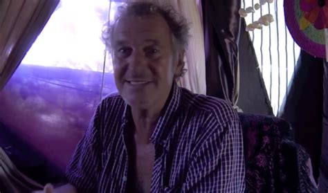 კაცი ცხოვრობს პატარა კუნძულზე რომელიც საკუთარი ხელით ააშენა 150 000